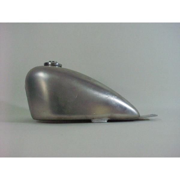 ●メーカー名：ビッグシーダー / BIG CEDAR●商品名：W650アルミスポーツスタータンクメーカー品番：1502W400W650アルミ（バフ無し）約6.3Lノーマルコック・シート使用可／タンクキャップ付属（キー付）取付ボルトオン。※コ...