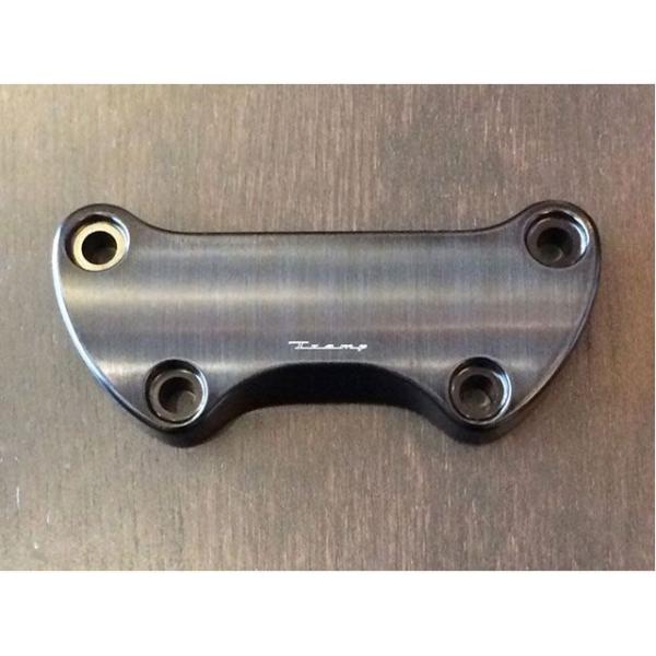 ●メーカー名：トランプ / Tramp Cycle(トランプサイクル)●商品名：ハンドルクランプメーカー品番：TOT-025Tハーレー汎用 素材：アルミニウム カラー：ブラックアルマイトメーターを取るとハンドルポストの上部クランプ部分が必要...