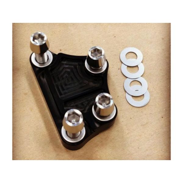 ●メーカー名：ビアーズ / BEARDS●商品名：キャリパーサポートメーカー品番：B-CSブレンボ40mmピッチキャリパー用 2000年モデル以降 11.5インチ径ブレーキローターに対応ブラックアルマイト本体 ×1個 テーパー加工SUSボル...