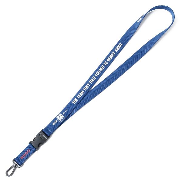 レーシングブルズのオフィシャルランヤード。チームカラーのブルーを基調とした厚みのあるナイロン素材に、レーシングブルズのチームロゴやHUGO BOSSのロゴに加え、「THE TEAM THEY TOLD YOU NOT TO WORRY AB...