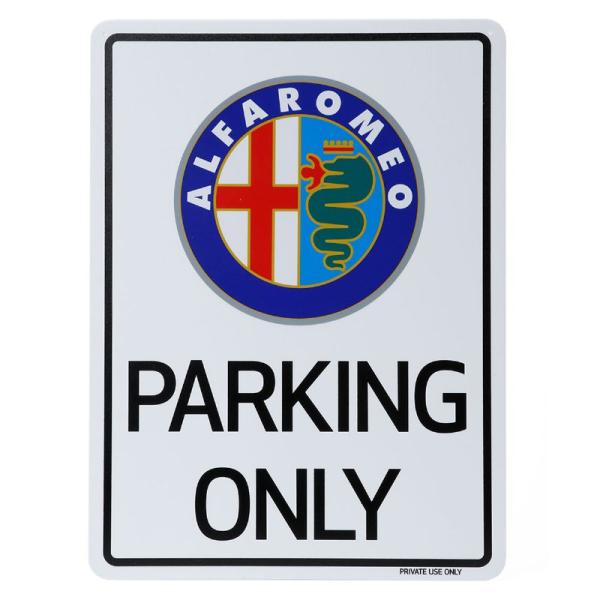 1972年から1981年に使われたアルファロメオのエンブレムがプリントされたパーキングボード。幅297mm×縦400mmという迫力のサイズ、樹脂製のパネルに大きなエンブレムと「Parking Only」のロゴ。アルファスッド時代に生産された...
