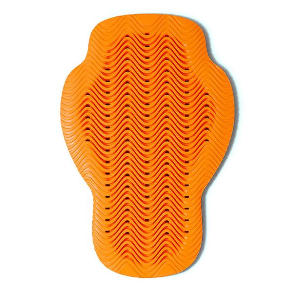 通常時は弾性がありながら衝撃が加わると硬くなる性質により、瞬く間にプロテクターのトップブランドに成長したD3O製のバックプロテクター。EN規格（EN1621-2:2014）に準拠するパフォーマンスレベル2の安全性を有し、CE認証を取得してい...