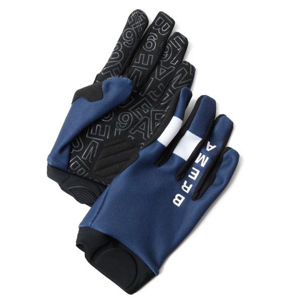 BREMA、オフロード用グローブ。手のひらのシリコンマルチロゴでグリップ力が向上。さらに、手のひらのマイクロホールで通気性も向上しています。さらに、親指の内側に補強と滑り止め生地を使用し、グリップ力を最大限に高めています。