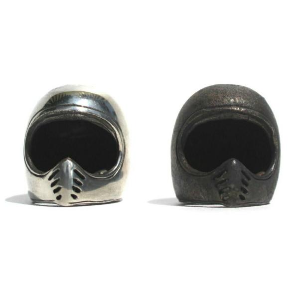 ビンテージヘルメット型キーリングです。燻銀仕上げのブラック、鏡面仕上げのシルバーの2色展開。ヘルメット部分がボトルビール等の栓抜きになります。バイクキーの他にも多くの鍵を取り付けられる25mmのキーリング付きです。