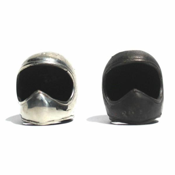 ビンテージヘルメット型キーリングです。燻銀仕上げのブラック、鏡面仕上げのシルバーの2色展開。ヘルメット部分がボトルビール等の栓抜きになります。バイクキーの他にも多くの鍵を取り付けられる25mmのキーリング付きです。