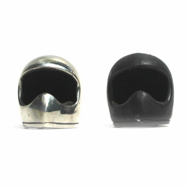 ビンテージヘルメット型キーリングです。燻銀仕上げのブラック、鏡面仕上げのシルバーの2色展開。ヘルメット部分がボトルビール等の栓抜きになります。バイクキーの他にも多くの鍵を取り付けられる25mmのキーリング付きです。