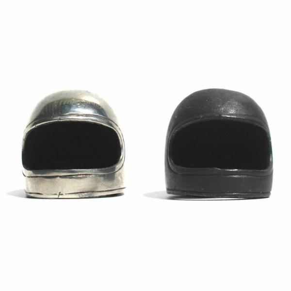 ビンテージヘルメット型キーリングです。燻銀仕上げのブラック、鏡面仕上げのシルバーの2色展開。ヘルメット部分がボトルビール等の栓抜きになります。バイクキーの他にも多くの鍵を取り付けられる25mmのキーリング付きです。