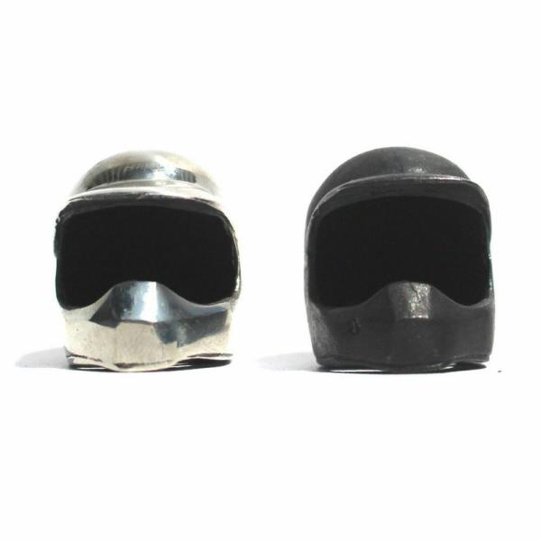 ビンテージヘルメット型キーリングです。燻銀仕上げのブラック、鏡面仕上げのシルバーの2色展開。ヘルメット部分がボトルビール等の栓抜きになります。バイクキーの他にも多くの鍵を取り付けられる25mmのキーリング付きです。