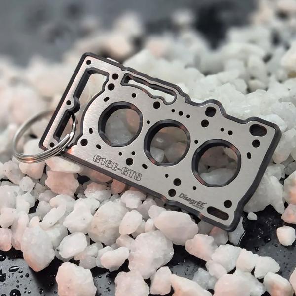 トヨタG16E-GTSエンジン用シリンダーヘッドガスケットを精密に再現したミニチュアキーチェーン。厚さ2mmのステンレスに職人の手でブラッシュ仕上げを施した、ドイツ製のこだわりの逸品。コンパクトながら、細部まで丁寧に再現されており、大量生産...