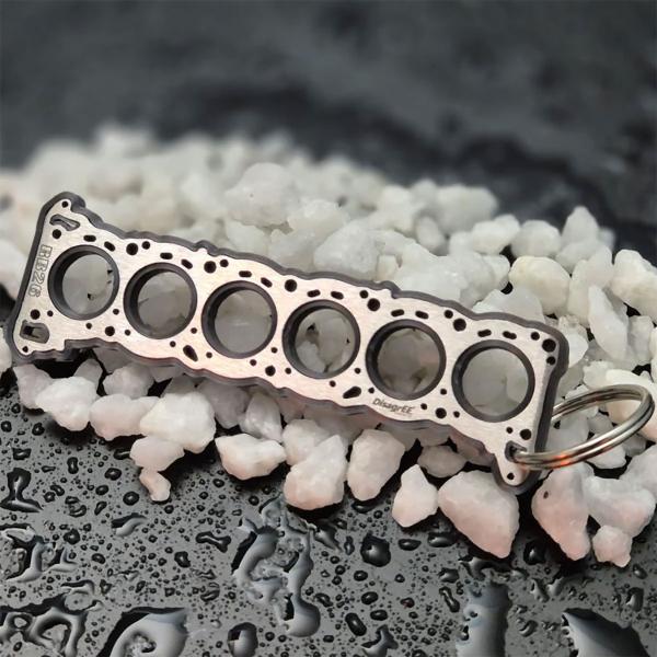 日産RB26エンジン用シリンダーヘッドガスケットを精密に再現したミニチュアキーチェーン。厚さ2mmのステンレスに職人の手でブラッシュ仕上げを施した、ドイツ製のこだわりの逸品。コンパクトながら、細部まで丁寧に再現されており、大量生産では決して...