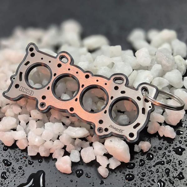 ホンダK20エンジン用シリンダーヘッドガスケットを精密に再現したミニチュアキーチェーン。厚さ2mmのステンレスに職人の手でブラッシュ仕上げを施した、ドイツ製のこだわりの逸品。コンパクトながら、細部まで丁寧に再現されており、大量生産では決して...