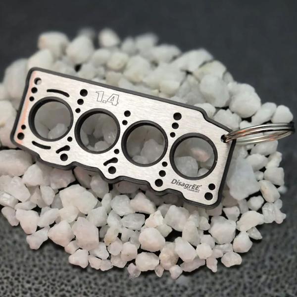 フィアット「FIRE」1.4エンジン用シリンダーヘッドガスケットを精密に再現したミニチュアキーチェーン。厚さ2mmのステンレスに職人の手でブラッシュ仕上げを施した、ドイツ製のこだわりの逸品。コンパクトながら、細部まで丁寧に再現されており、大...