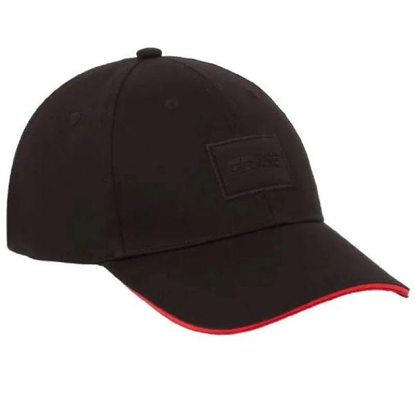 フロントにTGRロゴのエンボス加工バッジを配した、TOYOTA Gazoo Racing のオフィシャルキャップ。メイン素材には100%オーガニックコットン、バイザーには100%リサイクルポリエステルを採用。バイザー内側の赤い裏地には鮮やか...