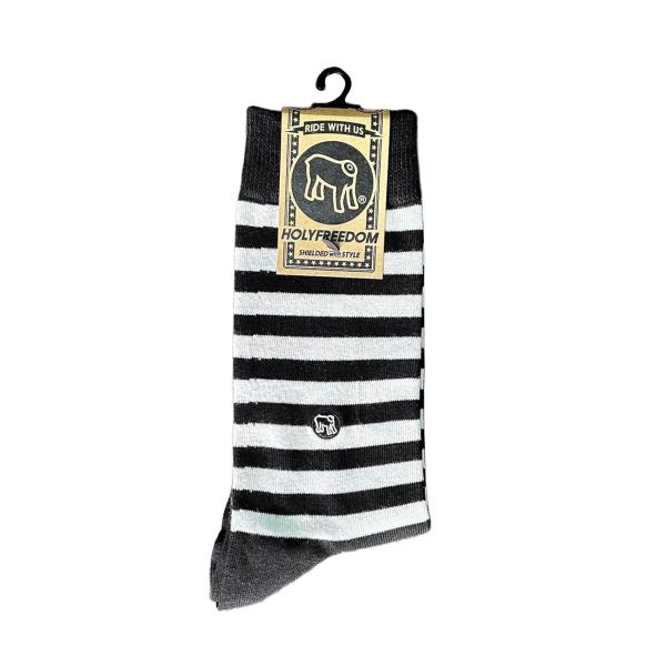 ミッドカーフ丈のユニセックスソックス。大人の足にしっかり馴染むワンサイズ展開です。柔らかなコットンをベースに、耐久性のあるポリエステルとポリアミドを組み合わせ、さらに伸縮性のあるエラスタンを加えることで、快適さとフィット感を両立しています。...