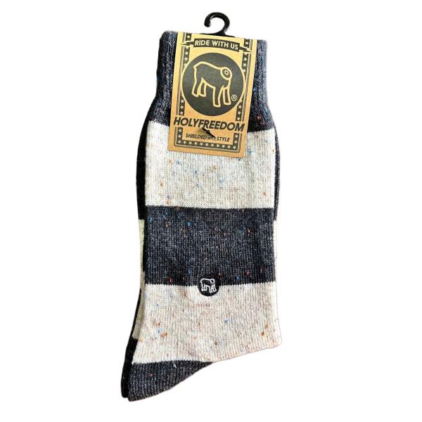 ミッドカーフ丈のユニセックスソックス。大人の足にしっかり馴染むワンサイズ展開です。アクリルとポリアミドを主体に、ウールとコットンをバランスよくブレンド。軽やかさと保温性を兼ね備え、さらにポリエステルとエラスタンを加えることで、耐久性と快適な...