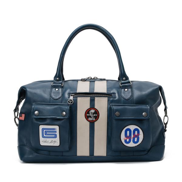 シェルビーとのコラボレーションによる、GT350 レザー バッグ。コルベットの対抗馬として、シェルビーがトランザムシリーズに持ち込んだ、マスタング GT350の名を冠したトラベルバッグ。2本の大きなレーシングストライプや、98のサークルゼッ...