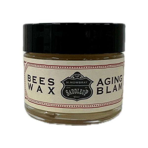 オイルドレザー製品の皮革製品全般に使用可能な、純度の高い天然の蜜蝋（ビーズワックス）を配合した栄養・保湿オイルバームです。革本来の自然なツヤ感に仕上げることに加え、香りも蜜蝋配合クリーム特有の香りのよさも特徴です。栄養成分も非常に多く、革を...