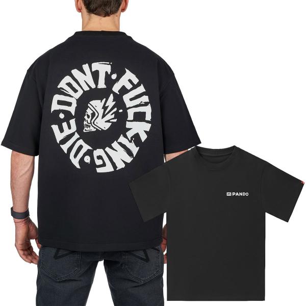 9.8オンスのヘビーコットン生地を採用した、背面に力強いメッセージを宿すオーバーサイズTシャツ。前面にはミニマルなPANDOロゴを配置し、背面には手描きによる「DONT FUCKING DIE」のスケッチグラフィックを大胆にプリント。モータ...