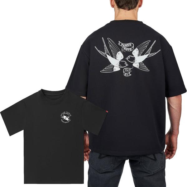 クリーンなデザインの中に微かなエッジを効かせた、モダンな佇まいのオーバーサイズTシャツ。前面にはブランドの拠点であるリトアニアとインスピレーションの源である東京を繋ぐよう、英語と日本語のテキストに囲まれたミニマルなPANDOロゴを配置。背面...