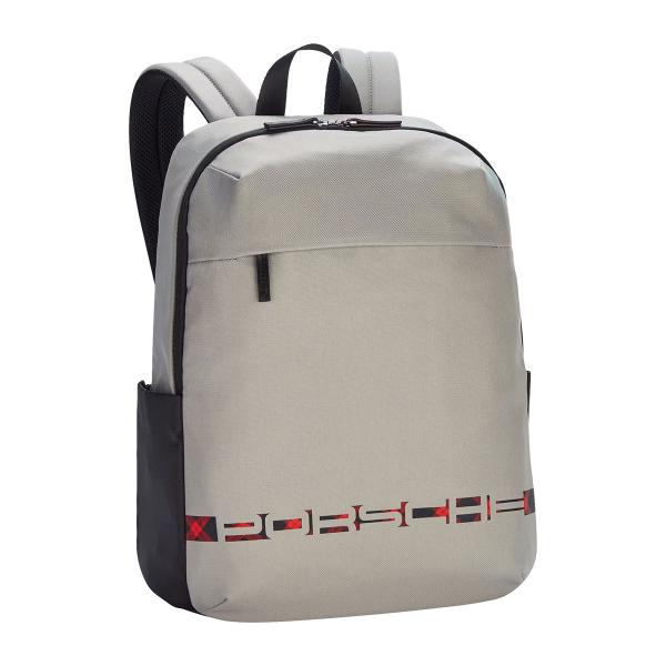 Turbo No.1 コレクションは、初代911 Turbo のインテリアへのオマージュとして、チェッカーパターンでポルシェのパフォーマンスを表現しています。初代911 Turbo のシルバーカラーをイメージしたこのカジュアルなバックパック...