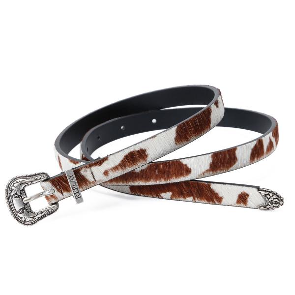 柔らかな牛革とハラコを使用したベルト。丸みを帯びたバックルと、刻印入りのメタルループが特徴です。