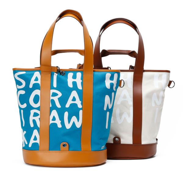 フルフェイスのヘルメットがすっぽり入る、ビッグサイズのトートバッグです。バッグの口にはファスナーが装備、肩掛けベルトでライディング時に背中に背負うことが可能となりました。バッグ外面にはデザインに馴染ませた大ぶりポケットが３つ。内側にはA4フ...