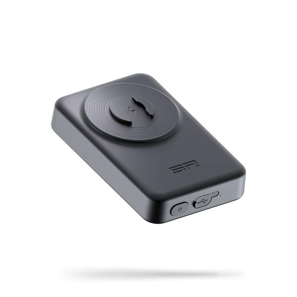 SP Connectのスマホケースに装着するだけで、ケーブルレスで素早く充電！バイクや自転車にマウントしたまま使える便利さとパワフルな出力に加え、たっぷり10,000mAhの大容量を備えたコンパクトなモバイルバッテリーです。充電しながら、そ...