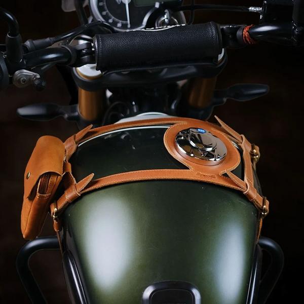 トライアンフ"400ccモデル"にフィットするタンクストラップ実用性と美観を両立した、画期的なタンクストラップです。従来のストラップとは一線を画したまさに万能アイテムで、あなたのバイクをクールに演出しましょう。