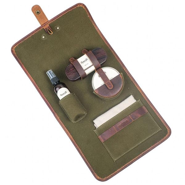 Trip Machine レザーケアキットTrip Machineが長年、自社のレザーギアのメンテナンスに使い続けてきた、実績ある組み合わせをそのまま収めたレザーケアキットです。彼らがこれまでに使用してきた中で最も効果的だと感じているケア製...