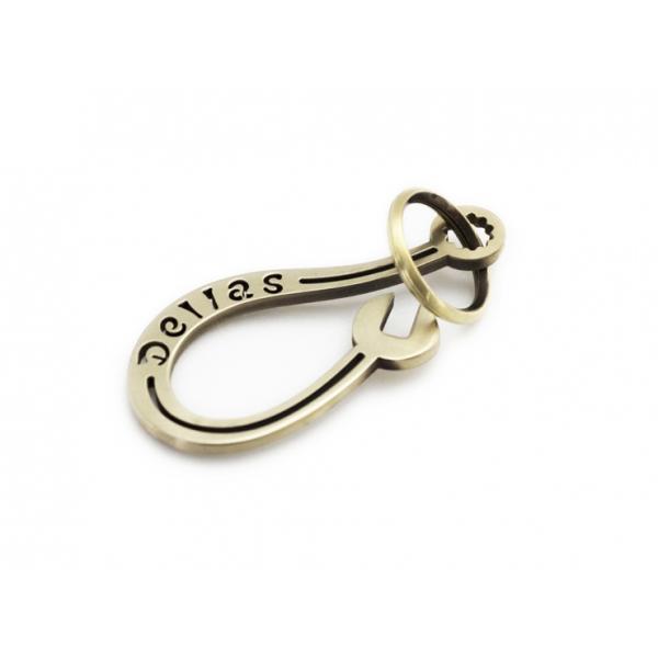 D'ellas Leathers オリジナルキーフックです。真鍮に燻加工を施し、表面を丹念に磨き上げる事でヴィンテージの様な渋みを出しました。ご使用時に摩擦のある部分は深みのある真鍮色に、摩擦の無い部分は深く黒い燻色に。より重厚感のある風合...