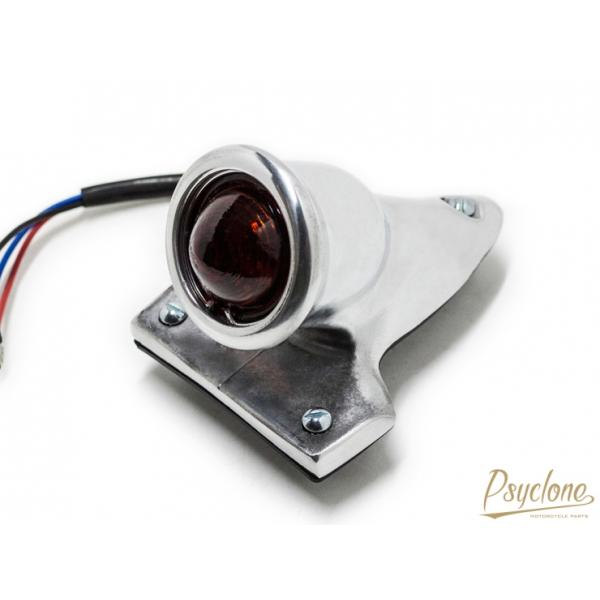 伝説の'40s Crocker Motorcyclesで純正採用されていたテールランプの雰囲気はそのままに、短めのリアフェンダーにも似合うようダウンサイジングした復刻品です。ヴィンテージ同様のアルミ鋳造・ガラスレンズ・マイナスネジを採用し、...