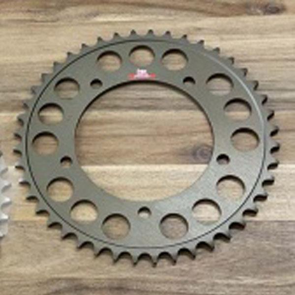 品番：S-13チェーンサイズ：525丁数：44T適合メーカー：SUZUKIGSR600('06〜'10)GSX-R600('01〜'10)DL650　V-Strom（'04〜'14）GSX-R750（'00〜'10）GSR750('11〜'...