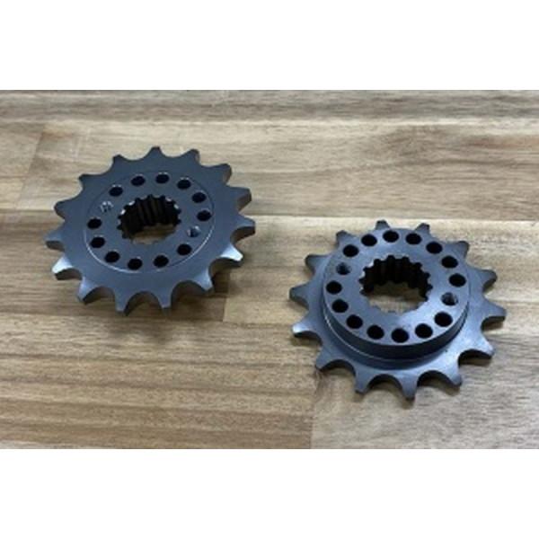 品番：DD-1チェーンサイズ：520丁数：15T適合メーカー：DUCATI999/1098/1099ISA(アイ・エス・エー) フロントスプロケット返品交換不可■注意事項※上記車種や最新の適合、純正丁数についてはメーカーサイトを必ずご確認下...