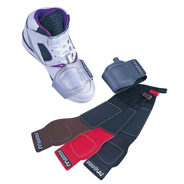 左足専用のシフトガード●収納式脱落防止ベルト付き●ナンカイマーク反射カラー：A.ブラック、B.レッド　、C.ブラウン、D.ガンメタ、E.シルバー甲部ベース：牛革、内装：ネオプレーン底部：軽量合成ゴム底部縫製：高強力炭素系アラミド糸使用■メー...