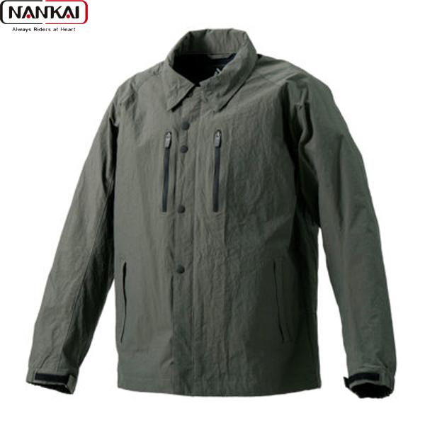 ・マットな質感のナイロンタスランに塩縮加工を施し皺感のある自然で落ち着いた表情の国産生地を採用。・撥水加工を施しツーリング性能を向上。・ラグランスリーブにしたことでオーソドックスなコーチジャケットと比較して肩回りが動かしやすくなっています。...