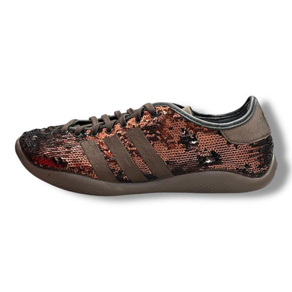 ブランド：adidas（アディダス） × Wales Bonner（ウェールズ ボナー）商品名：KARINTHA SEQUIN型番：KH8798特徴：ウェールズ・ボナーとのコラボから生まれた、スパンコールを散りばめた薄型シューズ。クラシック...
