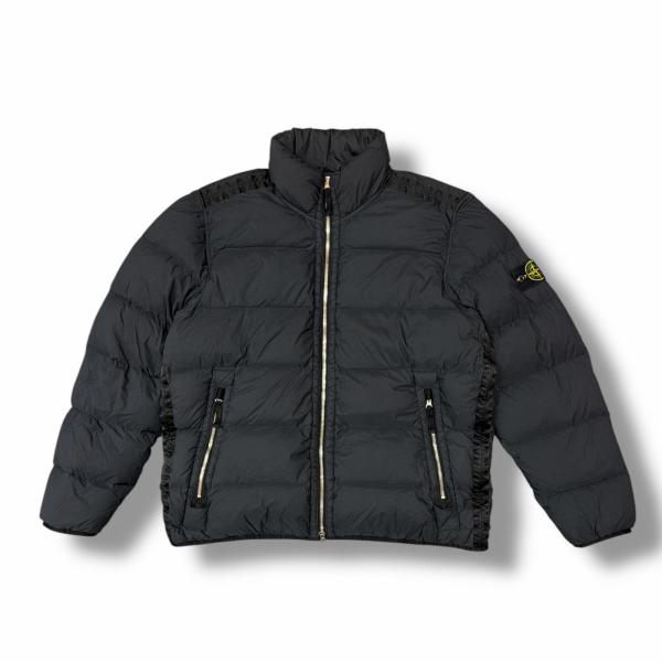 ブランド：STONE ISLAND（ストーンアイランド）商品名：2023AW ナイロンサテンガーメントダイダウンジャケット型番：791544028特徴：フロントダブルジップサイドジップポケット内ポケットカラー：ブラック表記サイズ：XL肩幅：...