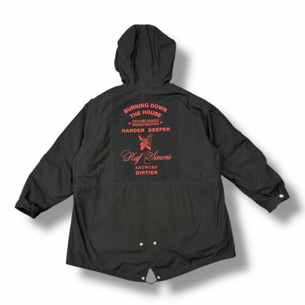 ブランド：RAF SIMONS（ラフシモンズ）商品名：2019AW MID LENGTH PARKA型番：192-710特徴：ライナー付きバックプリントフロントスナップ＆ボタンジップサイドポケットカラー：ブラック表記サイズ：48肩幅：約68...