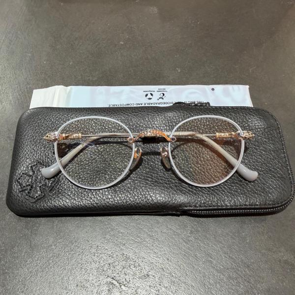 ブランド：CHROME HEARTS（クロムハーツ）商品名：BUBBA-A型番：BSG特徴：　細身のメタルフレームにブランドのアイコンであるシルバーモチーフをあしらった、洗練されたデザインサイドにフローラルカラー：グレーレンズカラー：クリア...