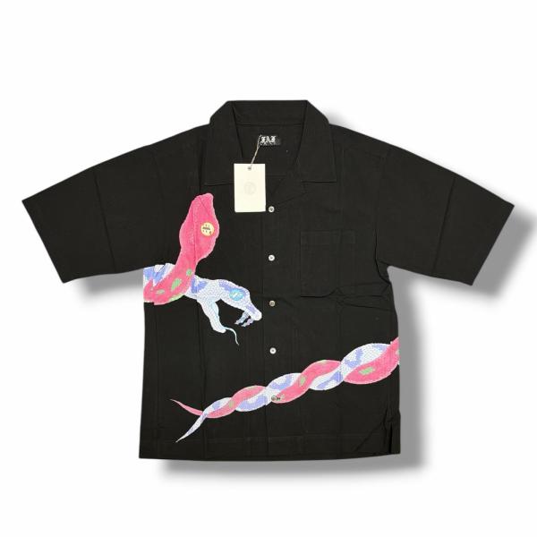 ブランド：FAF(Fake As Flowers)（エフエーエフ(フェイクアスフラワーズ)）商品名：6 Snake Shirts型番：003121103特徴：カラフルに描かれた大ぶりの蛇がフロントから裾にかけて大胆にプリントされています。首...