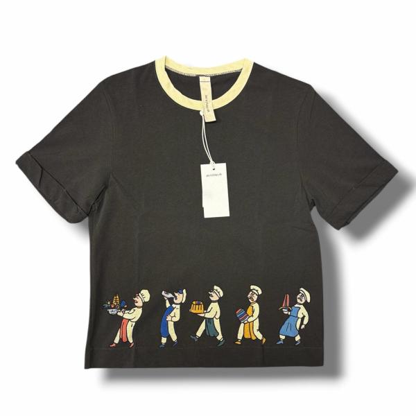ブランド：SHINYAKOZUKA （シンヤコヅカ）商品名：2025SS CHEF'S MARCH T-SHIRT型番：2501SK92C特徴：コンパクトなフィットのリンガーTシャツ。袖をロールアップし、2点で縫い留めています。前身頃に、デ...