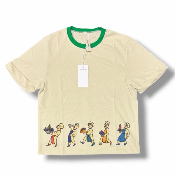 ブランド：SHINYAKOZUKA （シンヤコヅカ）商品名：2025SS CHEF'S MARCH T-SHIRT型番：2501SK92C特徴：コンパクトなフィットのリンガーTシャツ。袖をロールアップし、2点で縫い留めています。前身頃に、デ...