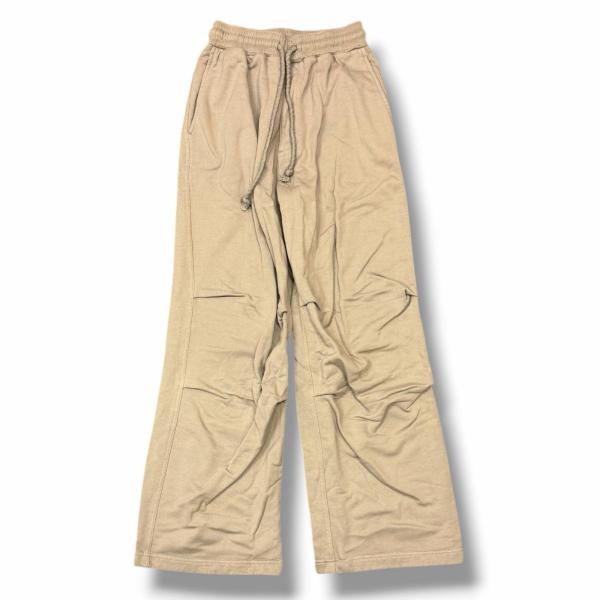 ブランド：MATSUFUJI（マツフジ）商品名：2025SS Wide Sweat Pants型番：M251-0603特徴：ウエストゴム、ドローコード搭載。フロントジップフライ。上質なピマコットン糸を使用。長時間編むことで膨らみ、優しい肌触...