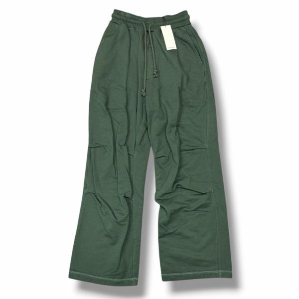 ブランド：MATSUFUJI（マツフジ）商品名：2025SS Wide Sweat Pants型番：M251-0603特徴：ウエストゴム、ドローコード搭載。フロントジップフライ。上質なピマコットン糸を使用。長時間編むことで膨らみ、優しい肌触...