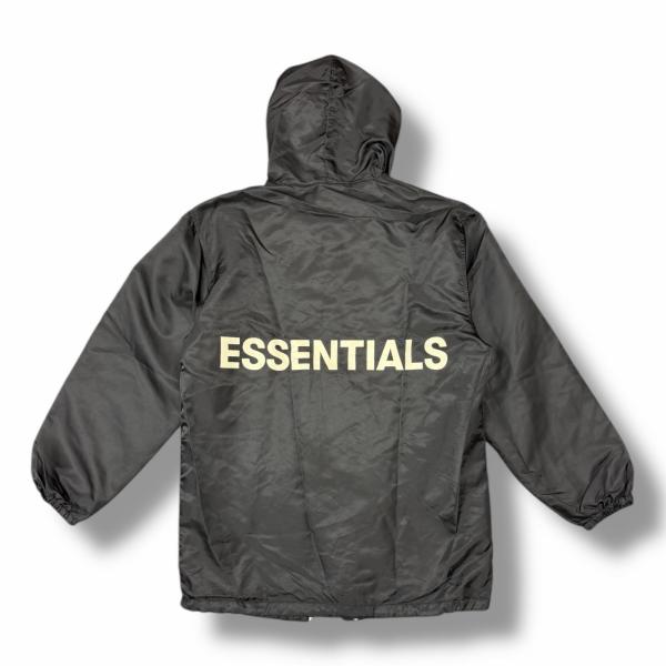ブランド： FEAR OF GOD ESSENTIALS（フィアオブゴッド エッセンシャルズ）商品名：Hooded Coach Jacket特徴：バックにブランドロゴプリントフロントスナップボタン開閉裾にドローコード搭載カラー：ブラック表記...