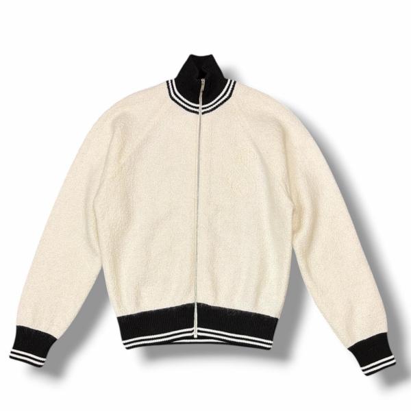 ブランド：JIL SANDER（ジルサンダー）商品名：HN LS ZIP UP JACKET特徴：【デザイン】・リブ編みのハイネックにホワイトラインを配し、ほどよいアクセントをプラス・フロントはメタリックジップでクリーンかつモダンに仕上げ・...