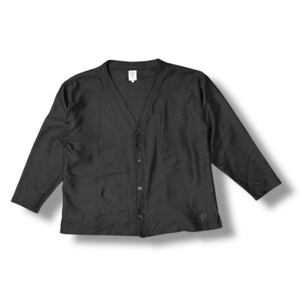 ブランド：South2 West8（サウスツーウェストエイト）商品名：S.S. V Neck Cardigan型番：KP846特徴：フロントボタン仕様猫目ボタン裾サイド刺繍ロゴシンプルなデザイン薄手カラー：ブラック表記サイズ：S肩幅：約54...