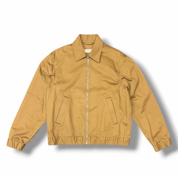 ブランド：SIMPLY COMPLICATED（シンプリーコンプリケイティド）商品名：CHINO ZIP BLOUSON型番：25SS6002特徴：LF CHINOと同素材で仕立てた、ジャストフィットなブルゾン。袖口と裾にギャザーを施し、フ...