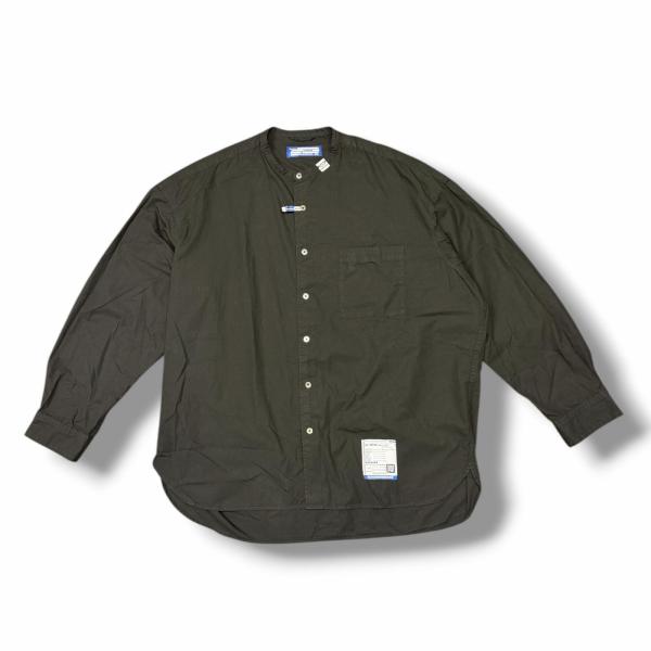 ブランド：Maison MIHARA YASUHIRO（メゾンミハラヤスヒロ）商品名： in・stru(men-tal).型番： I13SH031特徴：バンドカラーの長袖シャツ。コットンのオックス生地を使用。ワイドシルエット。胸ポケット。後...