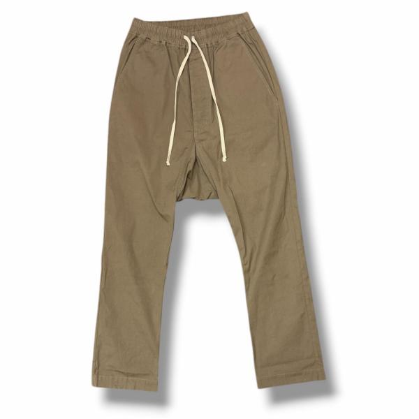 ブランド：Rick Owens（リックオウエンス）商品名：2023SS DRAWSTRING LONG型番：RU01C4380-TE特徴：ブランドを象徴する深めの股上（ドロップクロッチ）と、膝下からのスリムなテーパードラインが特徴。ウエスト...